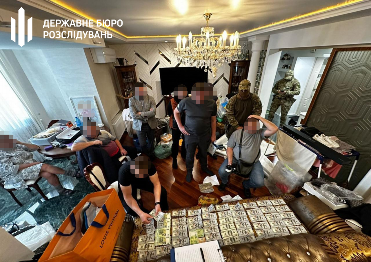 На незаконному збагаченні на мільйони доларів викрили керівницю МСЕК та її сина ФОТО