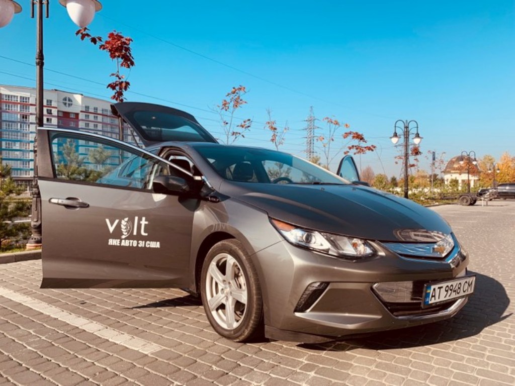 Між електро та бензином: тест-драйв плагін-гібриду від "Volt" у Франківську