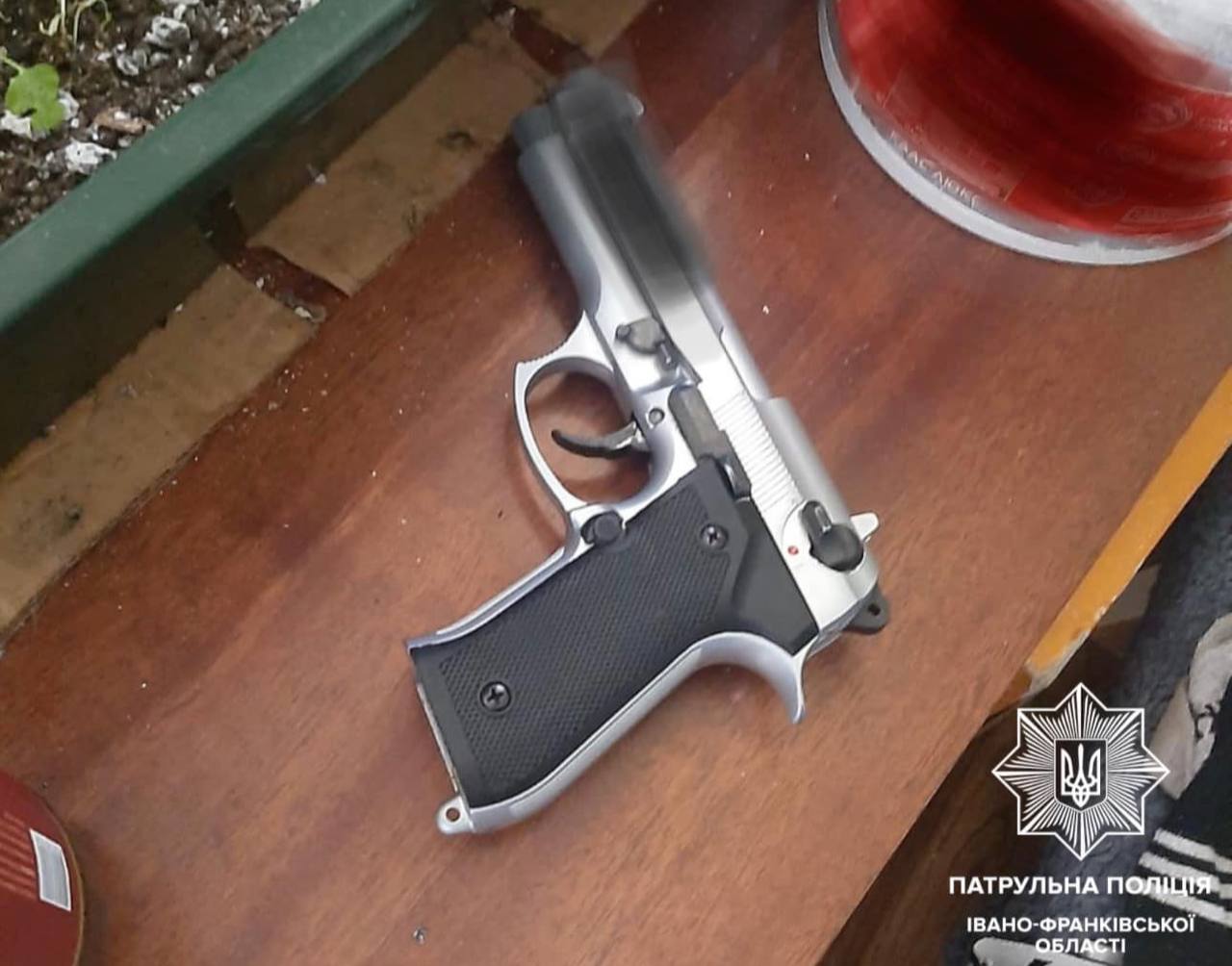 У квартирі на Угорницькій поліцейські знайшли наркотики та пістолет із ...
